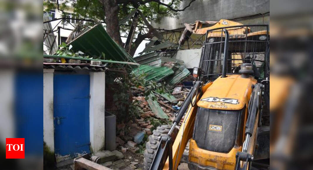 House constructed by Atiq Ahmed on nazool land razed in UP's Prayagraj ...