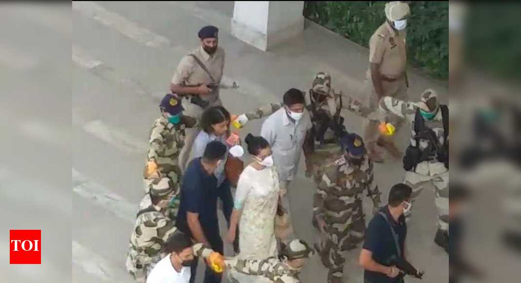 Kangana Ranuat takes off for Mumbai as Mumbai BMC demolishes her office ... Kangana Ranuat takes off for Mumbai as Mumbai BMC demolishes her office ...
