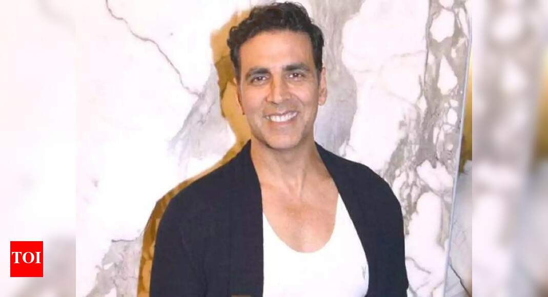 Akshay Kumar responds to a fan who shared a picture of his autograph ...