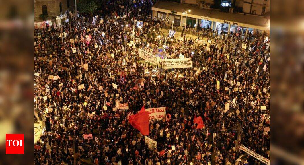 Thousands of Israelis protest outside Netanyahu's residence - Times of ...