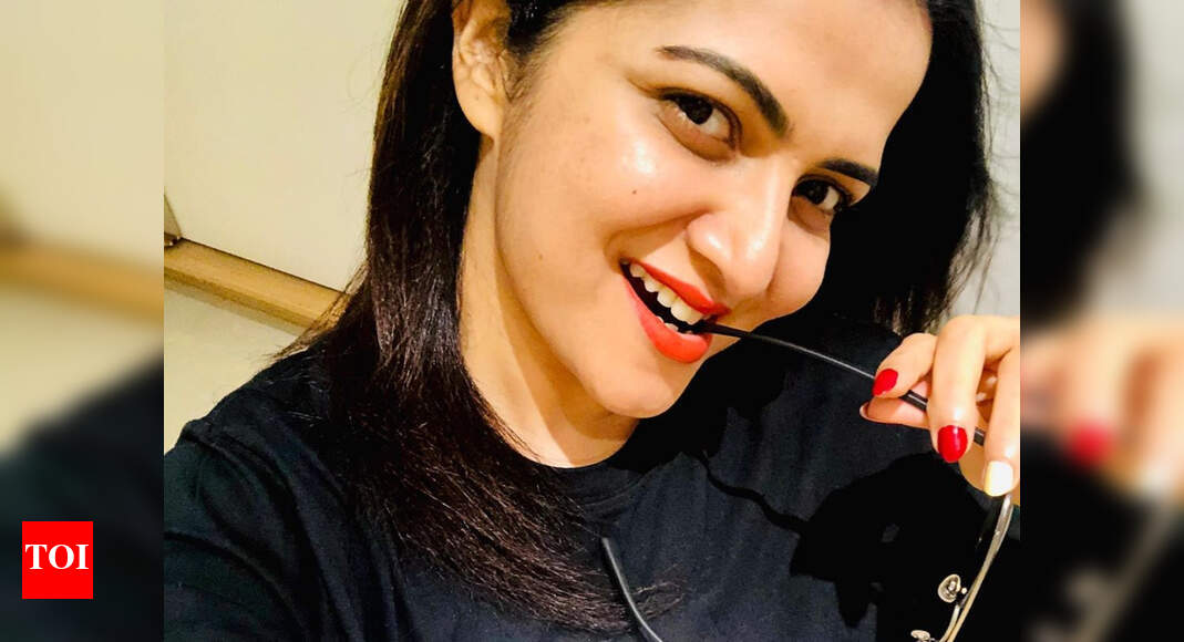 DD talks about three things she loves by sporting a T-shirt - Times of ...