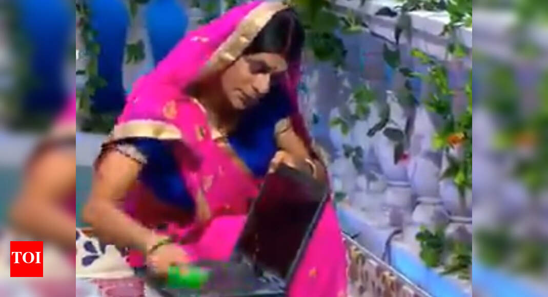 Sunil Grover turns Topi bahu as he recreates Gopi bahu’s ‘laptop ...