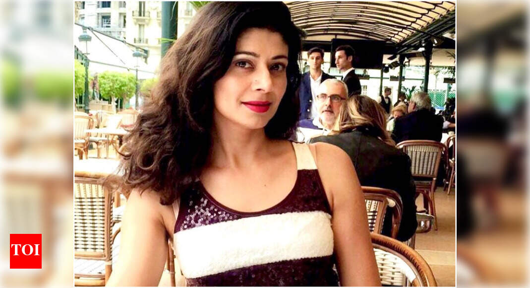 Pooja Batra performs a complicated yoga asana | Hindi Movie News ...