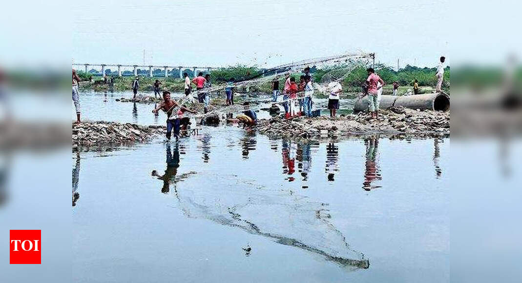 Gujarat: Rampant fishing in Sabarmati river beyond Vasna barrage ...