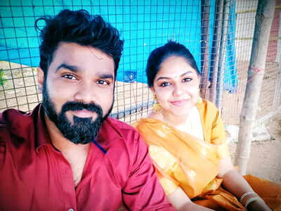 Kaatrin Mozhi fame Vaishnavi Rajasekaran gets engaged to beau Sai Vigneshwar - Times of India