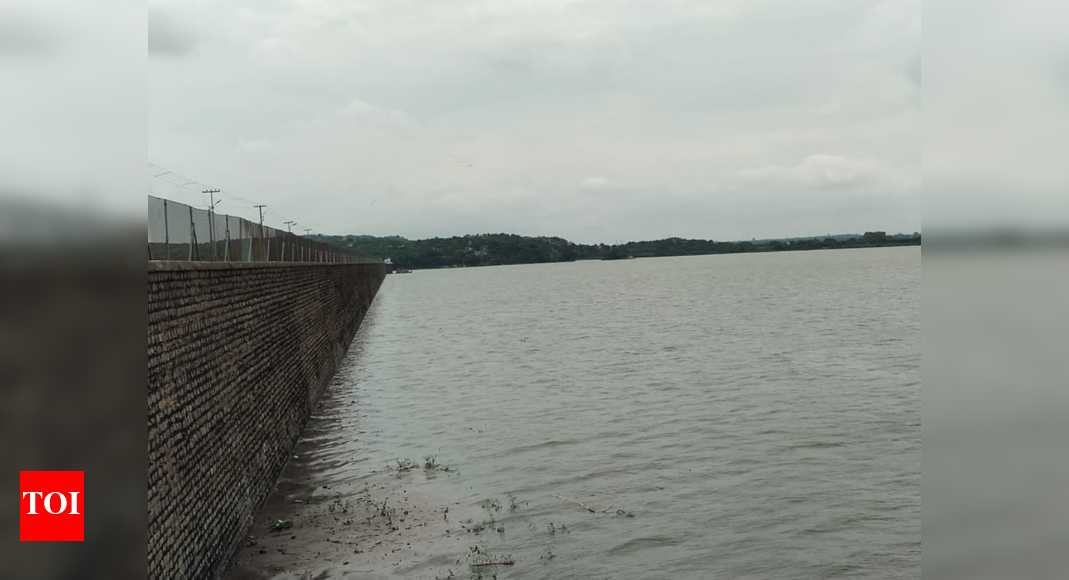 Hyderabad: Incessant rain raises water level in Himayathsagar reservoir ...
