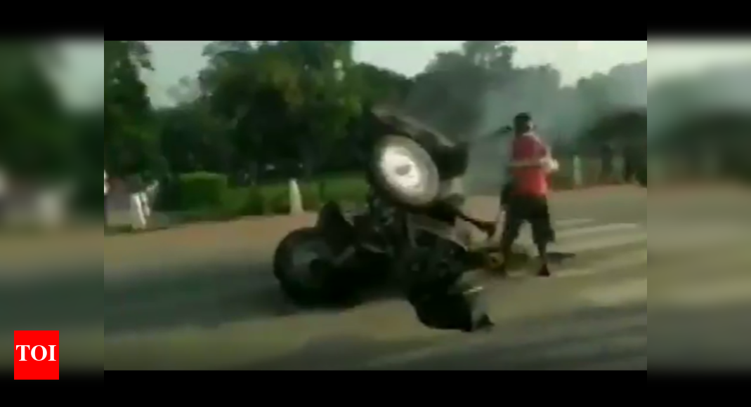 Farmers Protest in Delhi: Tractor set on fire at India Gate to protest ...