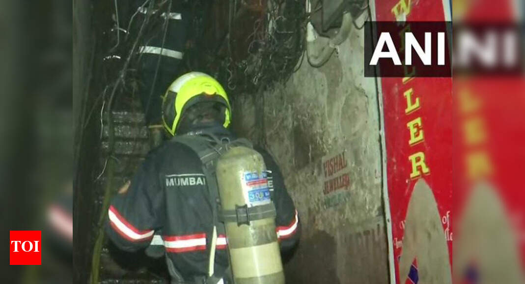 Mumbai: Fire on first floor of Ismail building in Masjid Bandar, no ...