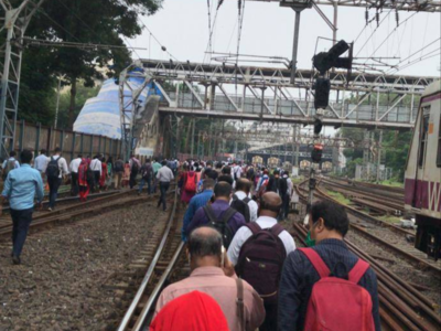 Massive power outage leaves trains stuck on tracks in Mumbai | Mumbai ...