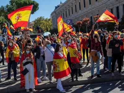 Madrid Lockdown News: Waving Spanish flags, Vox supporters protest ...
