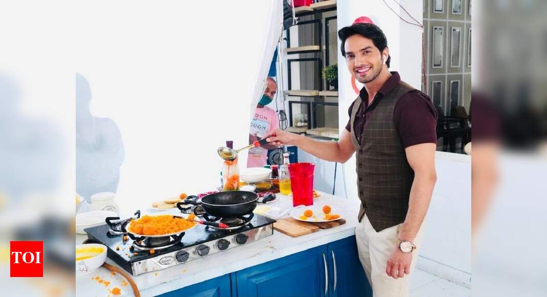 Pratham Kunwar cooks on the sets of Guddan Tumse Na Ho Payega - Times ...
