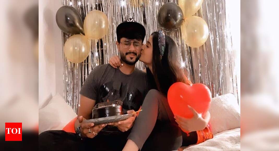 Actor Sayanta Modak celebrates birthday with girlfriend Debchandrima ...