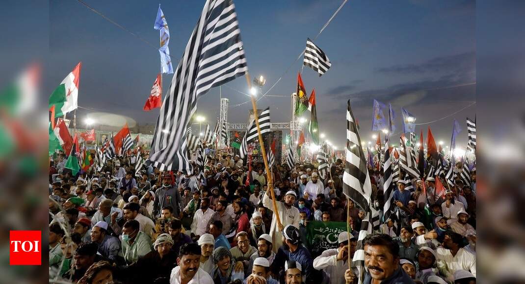 Pakistan Protest News: Tens of thousands rally to demand Pakistan PM ...