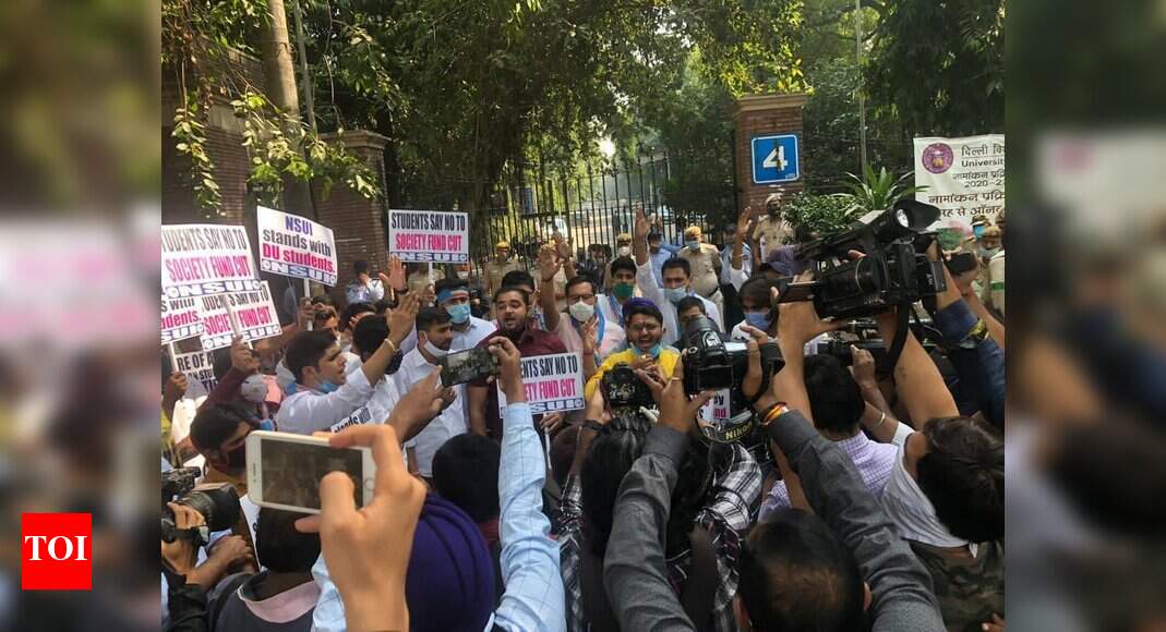 NSUI stages protest over Delhi govt's directive to DU colleges over ...