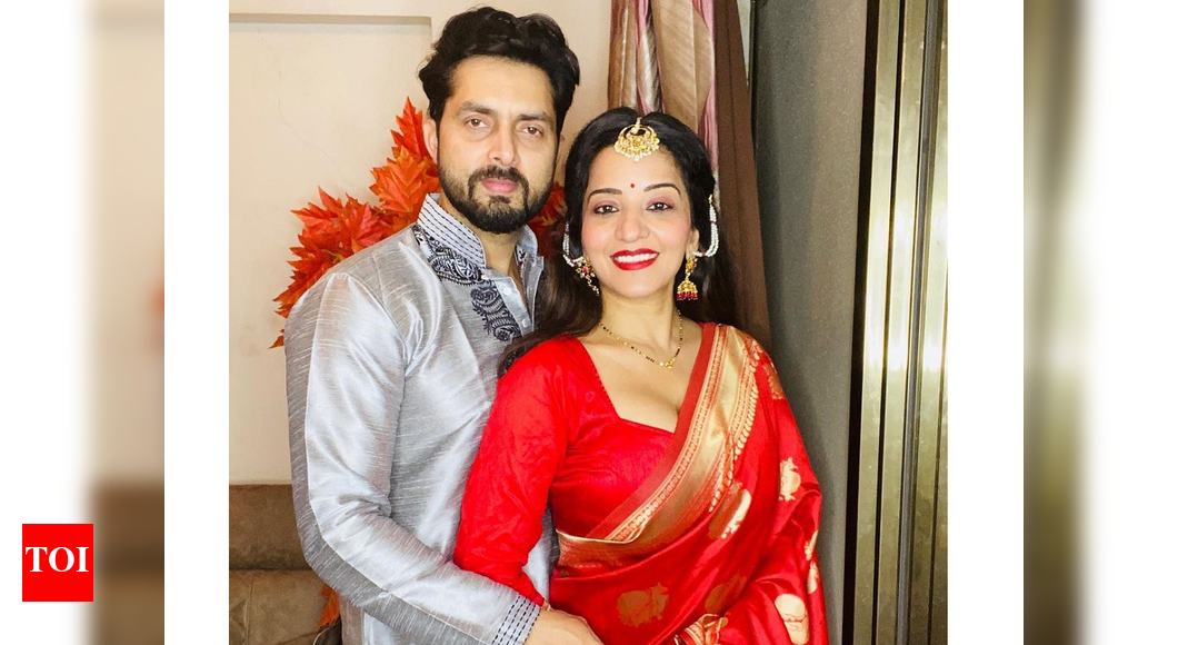 Photos: Monalisa and husband Vikrant Singh Rajput dress up for virtual Durga Puja pandal darshan ...