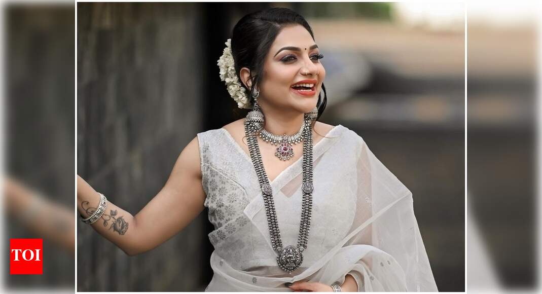 Rimi Tomy is a vision in white as she poses for the camera | Malayalam ...