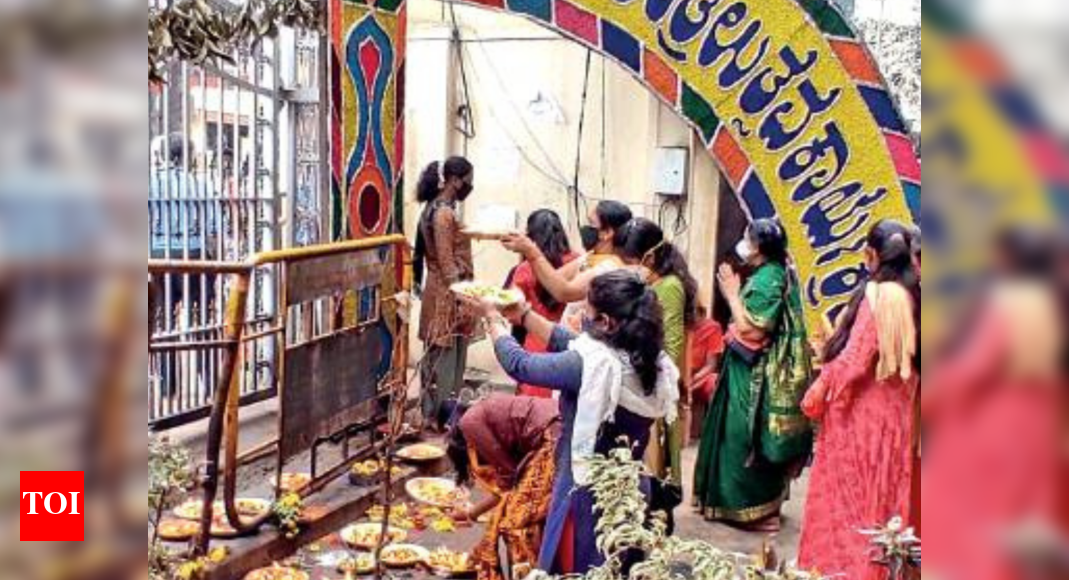 Karnataka: Covid or not, Pattada Gombe rules Dasara doll displays ...
