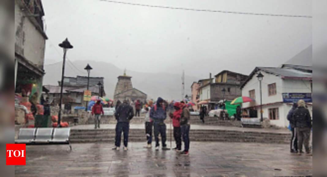 Kedarnath witnesses season's first snowfall | Dehradun News - Times of ...