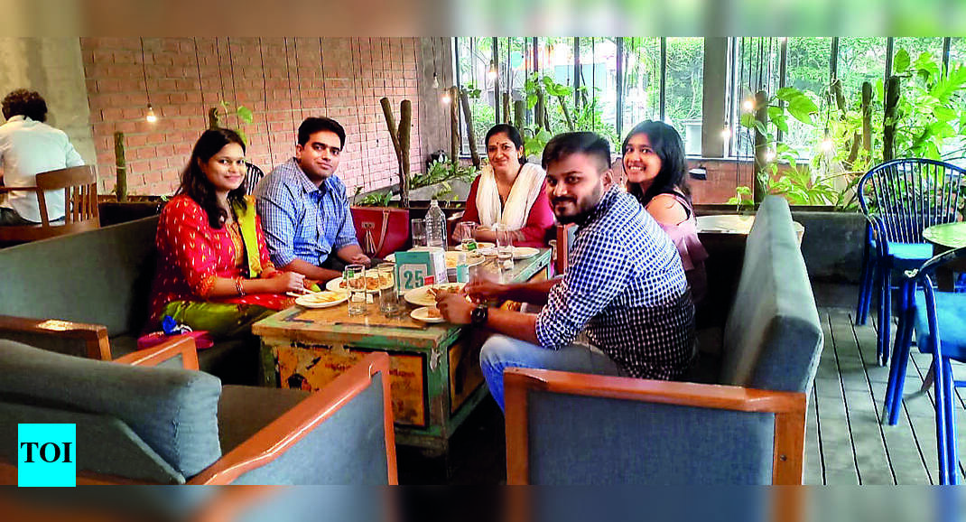 With 10 pm curfew, Amdavadis miss their midnight munching this Navratri ...