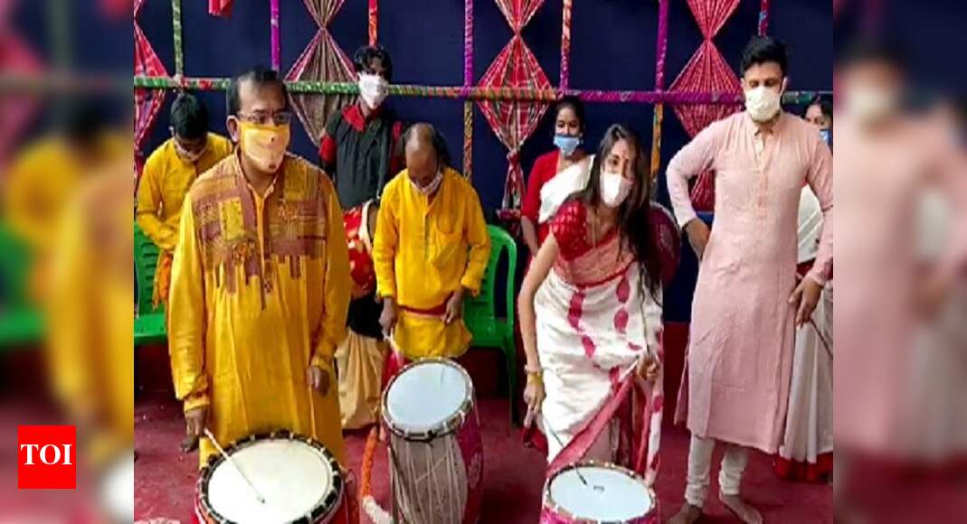 Kolkata: TMC MP Nusrat Jahan dances to traditional dhakis on Durga Puja ...