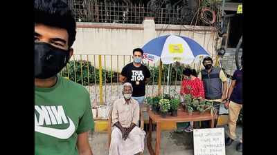 Bengaluru: Twitterati back 80-year-old man selling saplings in pouring ...