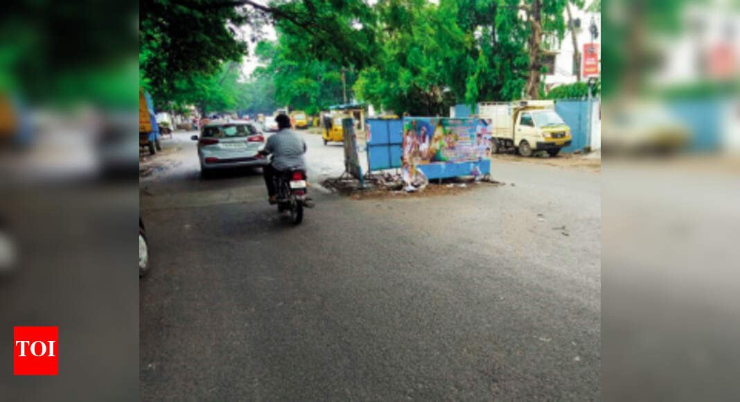 Chennai: Dug-up area in middle of road poses threat | Chennai News ...