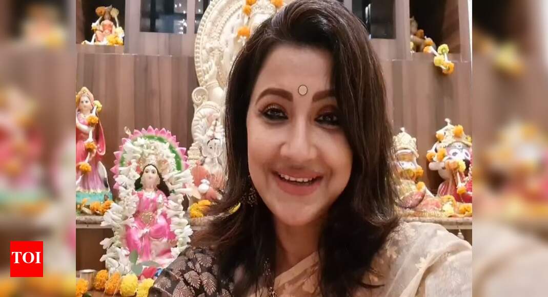 Actress-host Rachna Banerjee celebrates Lakshmi Puja with full ...