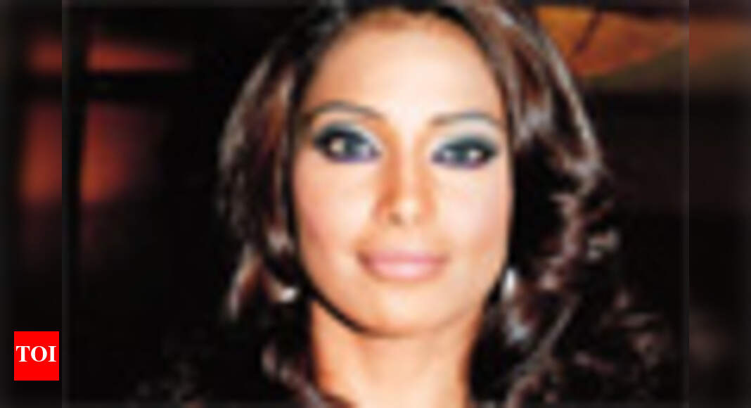 Guys, I am single: Bipasha | Hindi Movie News - Times of India