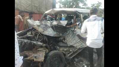 Karnataka: Two die after cars collide with truck on NH-13 | Hubballi ...