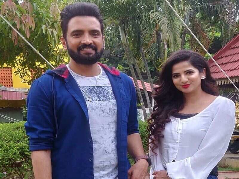Kaavya Sha shoots with Santhanam for the Tamil film Paris Jayaraj ...