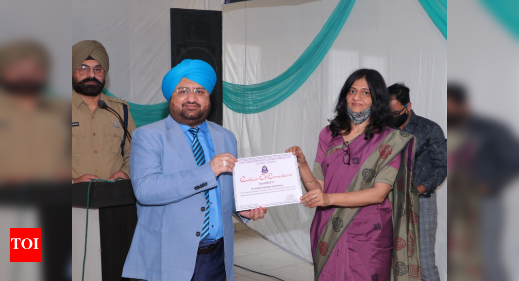 Chief commissioner Customs, Delhi zone gives swachhta awards | India ...