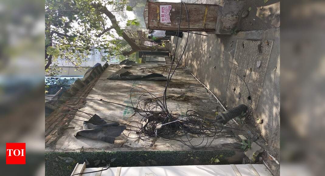 Dangerous loose hanging cables - Times of India
