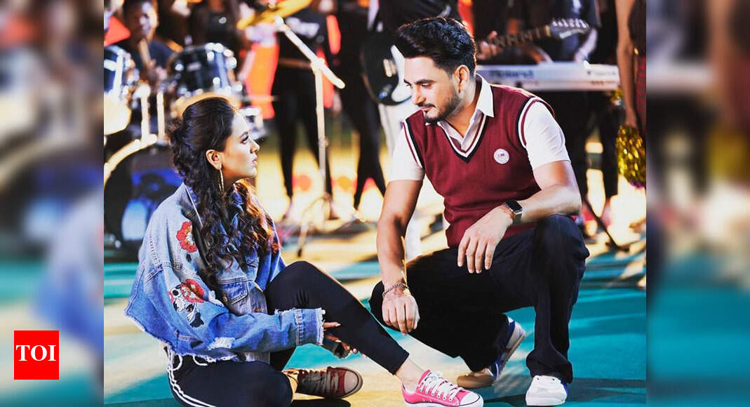 Kulwinder Billa ft Tejasswi Prakash’s ‘Kalakaar’ paints a sweet tale of ...