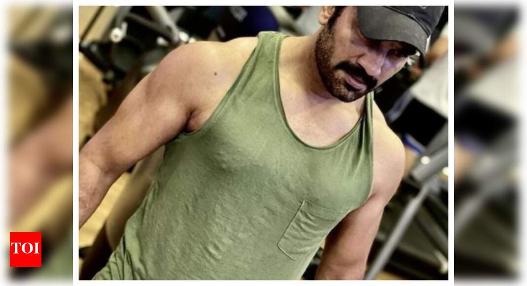 Sharad Kelkar shares a throwback workout picture, caption steals the ... Sharad Kelkar shares a throwback workout picture, caption steals the ...