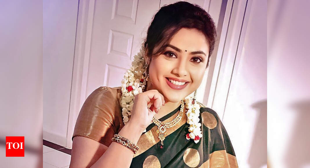 Actress Meena shares a throwback photo with Rajinikanth and Balakrishna ...