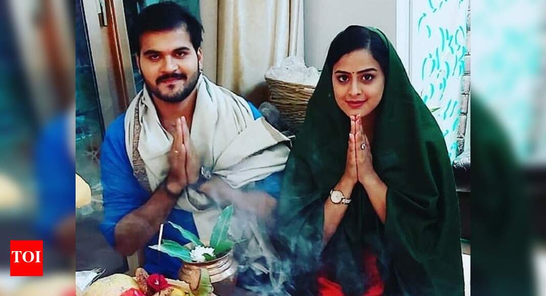 'Pyar Jab Kehu Se Hojaala': Arvind Akela Kallu and Yamini Singh perform aarti on the set as they ...