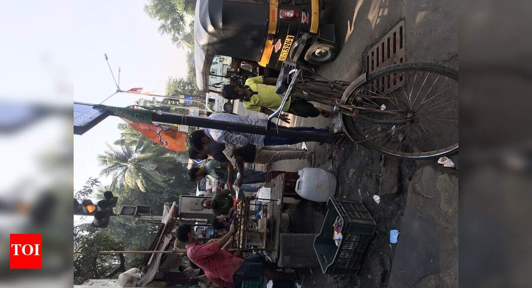 Illegal eatable hawker at Kalina-Naka signal - Times of India
