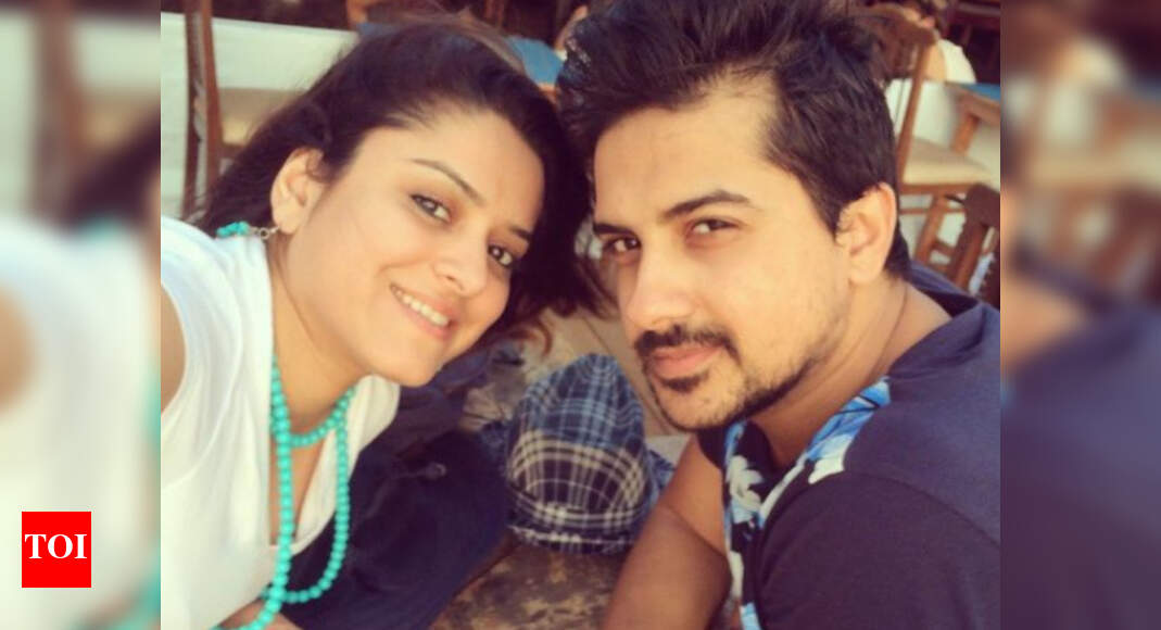 Bigg Boss Marathi fame Pushkar Jog celebrates 6th wedding anniversary ...