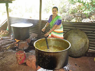Devotees partake of traditional feast at Bordem’s ‘pavaner’ | Goa News ...