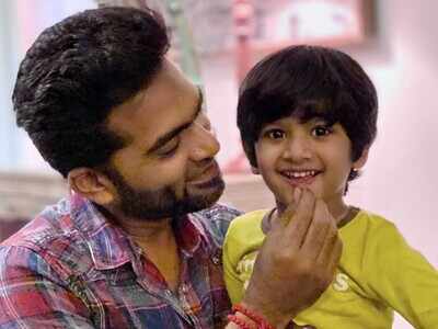 VIDEO: Simbu spends time with his sister's son amidst the busy shoot ...