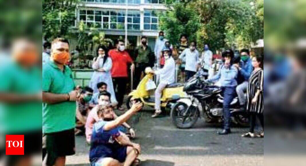 Mumbai: Residents block traffic as cops clamp vehicles parked on road ...