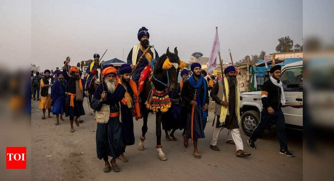 Group of 'Nihangs' from Punjab join farmers protesting at Singhu border ...