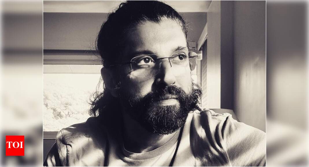 Farhan Akhtar turns muse for his daughter Akira; ladylove Shibani ...