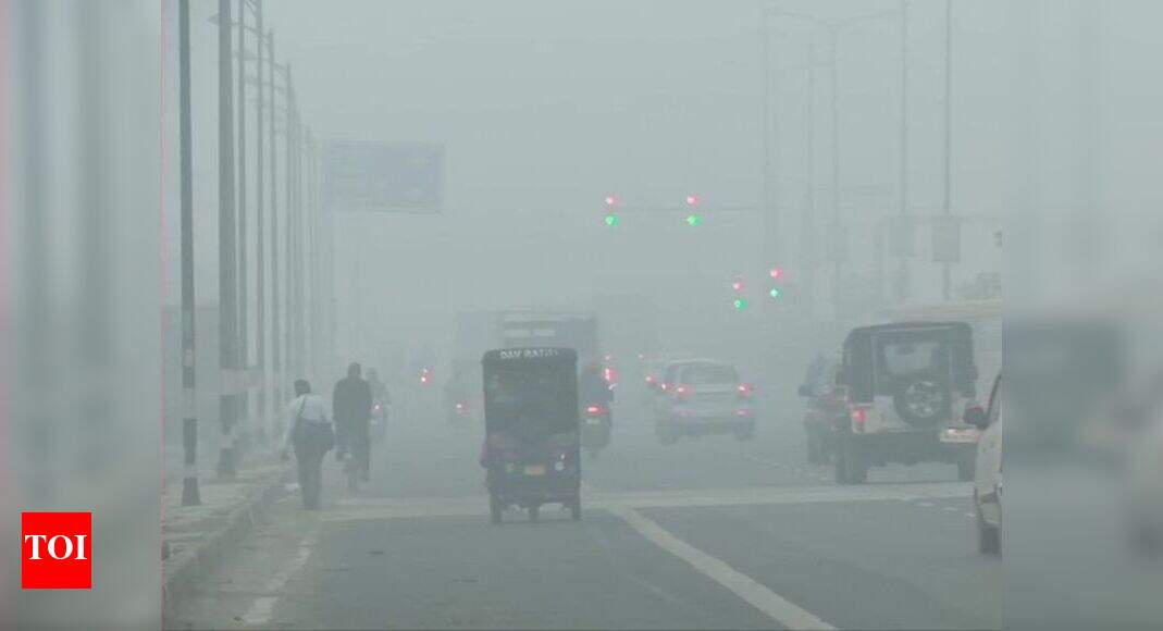 Fog in Delhi: Dense fog disrupts air, road traffic in Delhi | Delhi ...