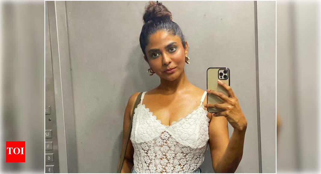 Poornima Indrajith posts a cool elevator selfie; daughter Prarthana ...