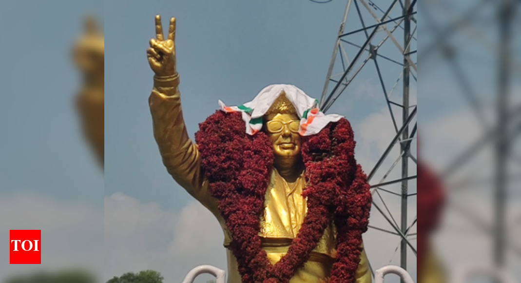 MGR statue gets Congress towel in Trichy; minister asks cops to probe ...