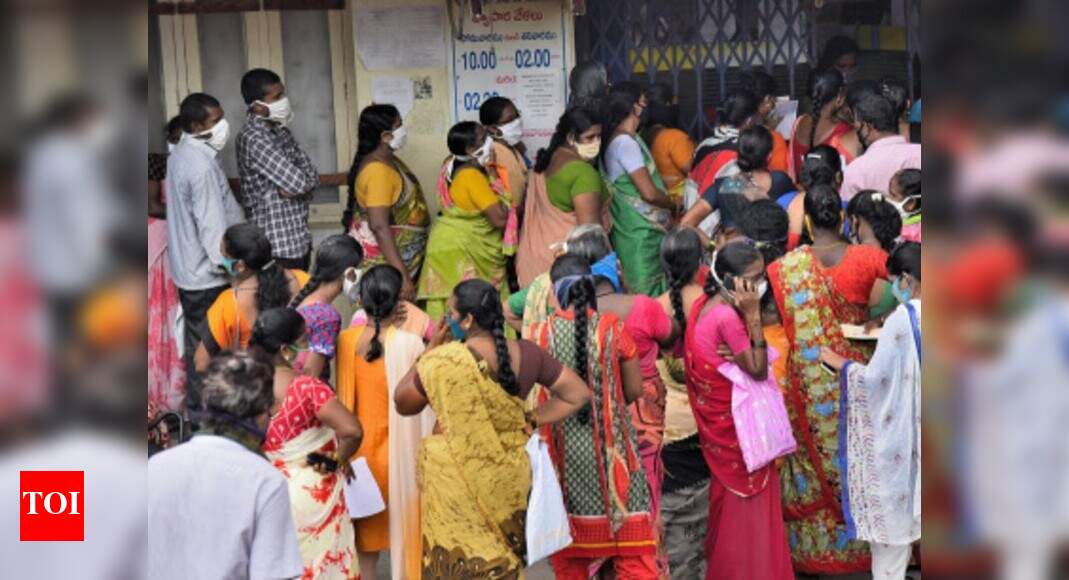 Sharp rise in bank accounts operated by women | India News - Times of India