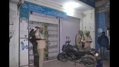 4 armed robbers hold bank staff hostage, loot Rs 57 lakh in Agra | Agra ...