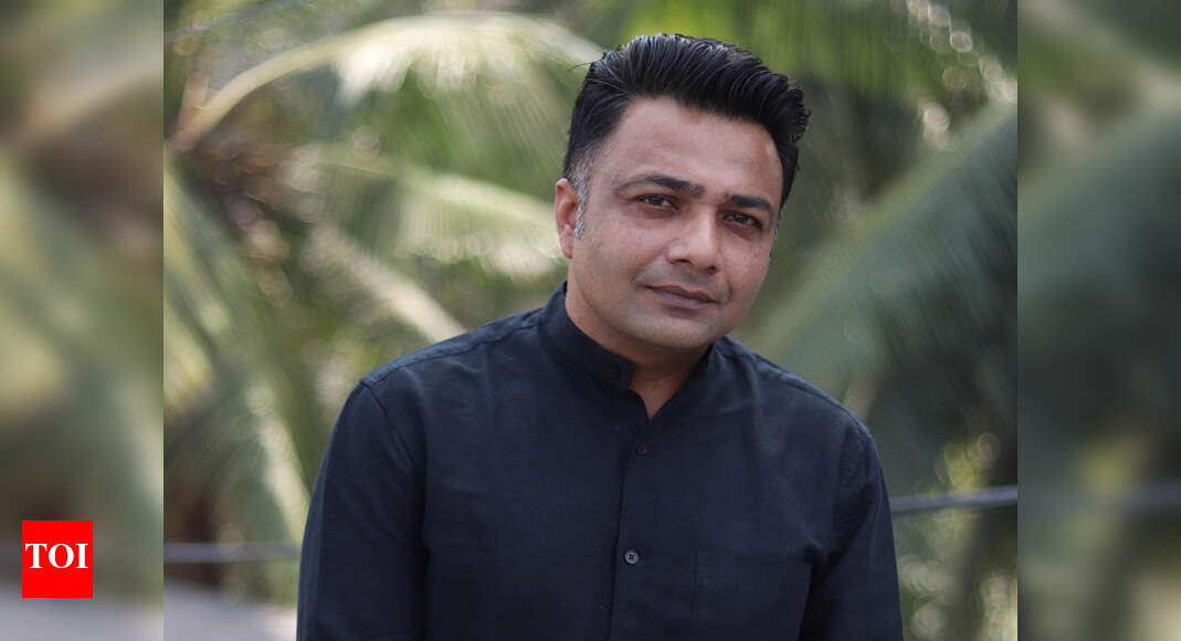 A working birthday for actor Hemant Kher - Times of India