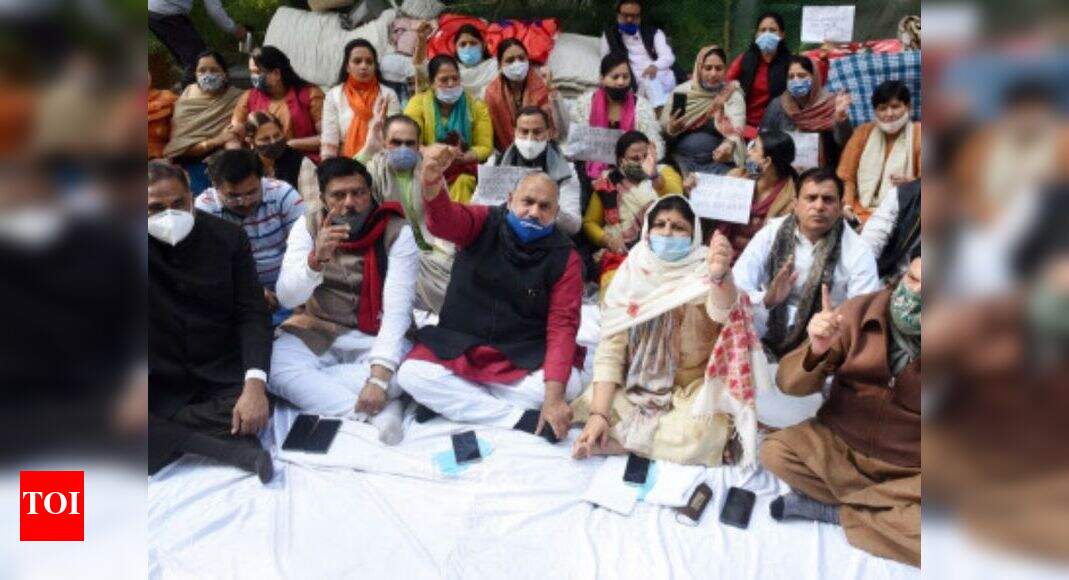 Hunger strike outside CM house: Former South Delhi mayor, two others ...
